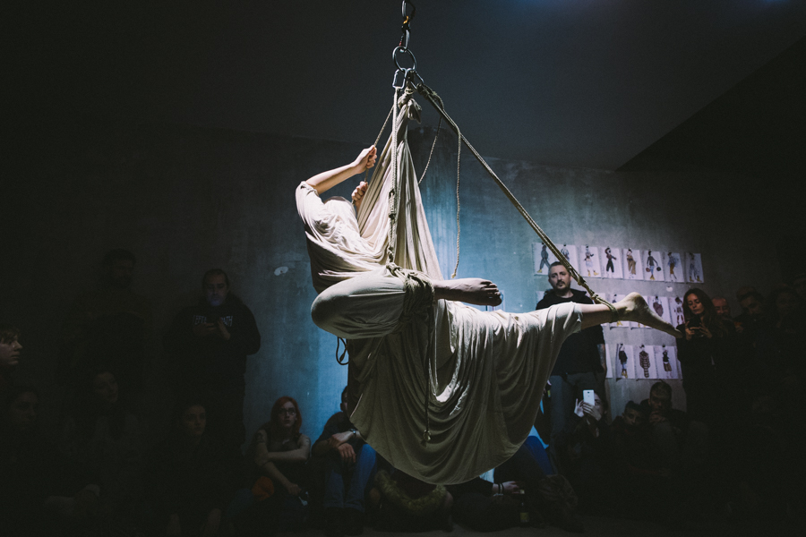 Shibari & "Selfsuspension" con GLÜ WÜR, en Hell Gallery