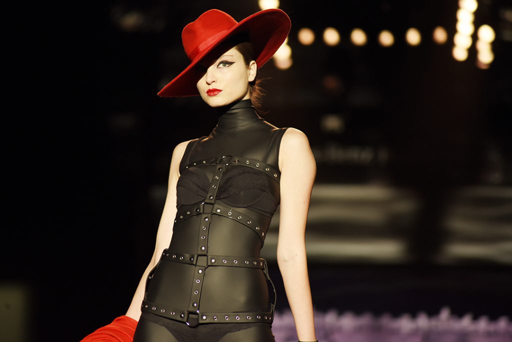 MBFWM18. Andrés Sardá nos hace viajar por el mundo con "Confidencial"